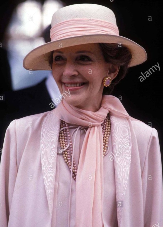 Invitate al matrimonio del secolo | Lady Violet Sofa