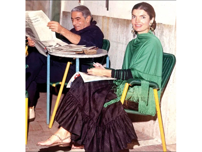 Jackie, la donna che visse tre volte (parte terza) | Lady Violet Sofa