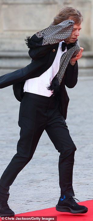 Scene da uno State banquet | Lady Violet Sofa