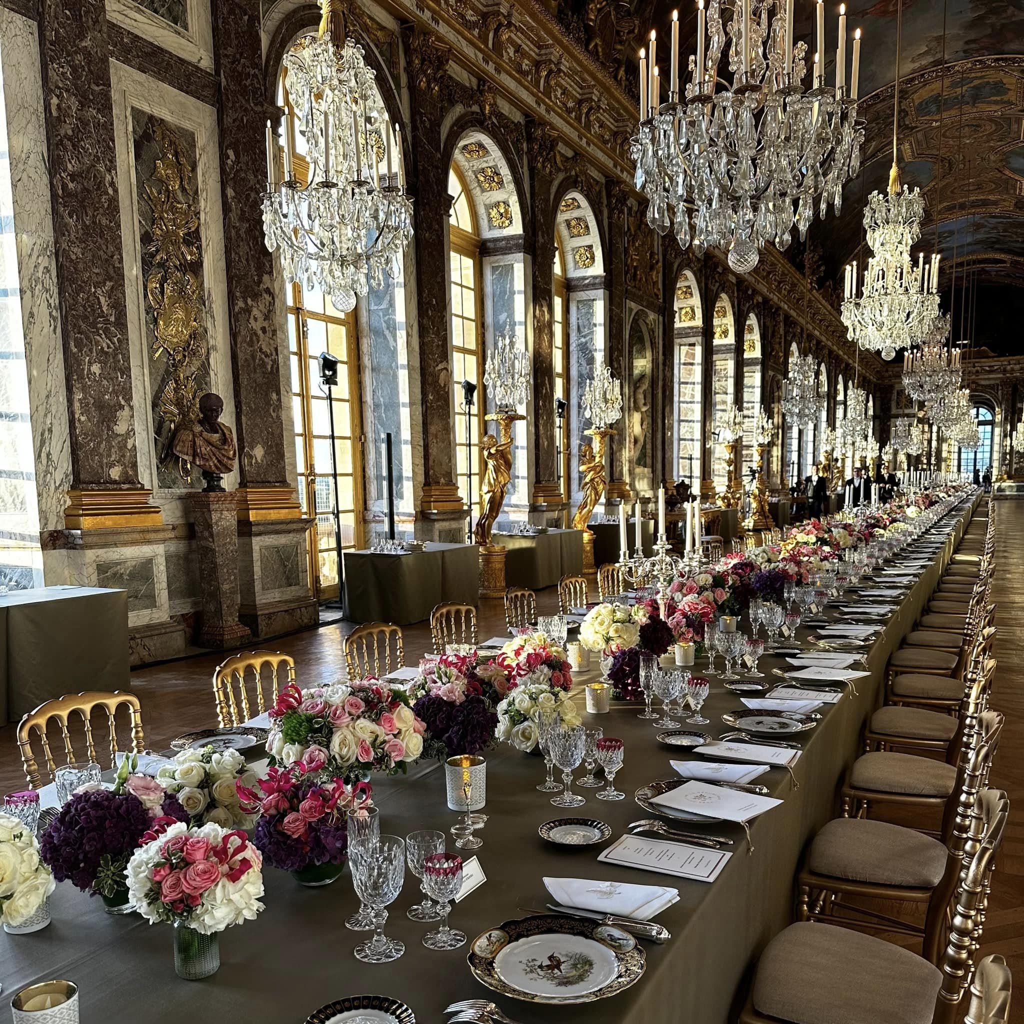 Scene da uno State banquet | Lady Violet Sofa