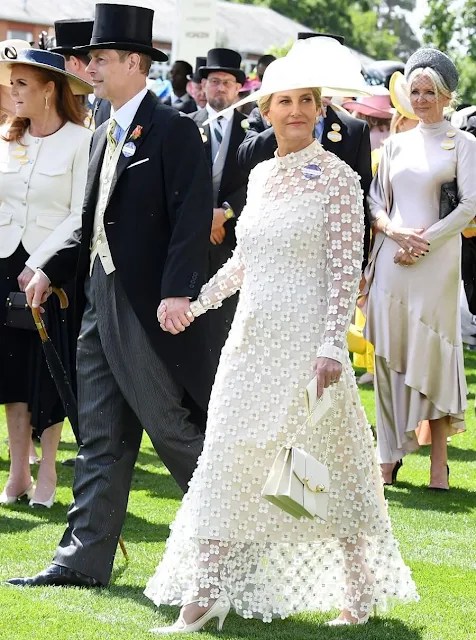 Royal chic shock e boh – Ascot 2024 edition (parte prima) | Lady Violet Sofa